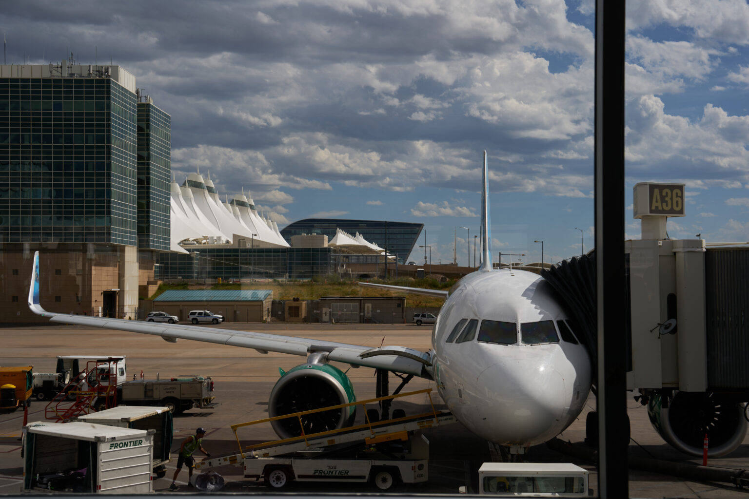 Denver Air Traffic Control Hit by Nearly 2 Minute Comms Outage, Echoing ...