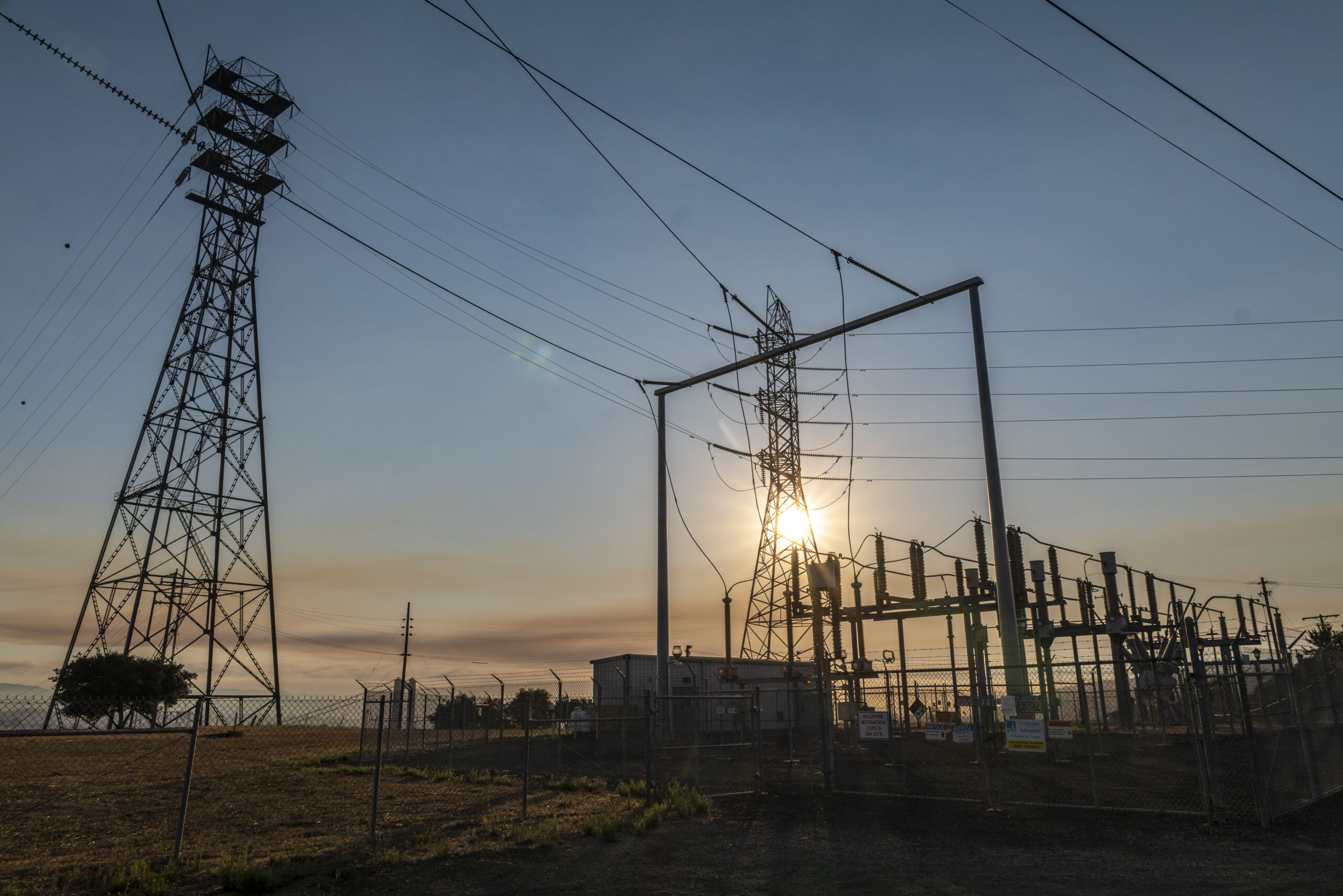 California Utilities Expand Power Shutdowns as Winds Rise